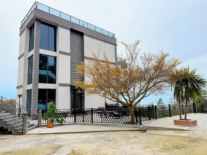 Givi- Part Of Villa, 3+4 Floors, 4 Bedrooms, 165m2 - Georgien