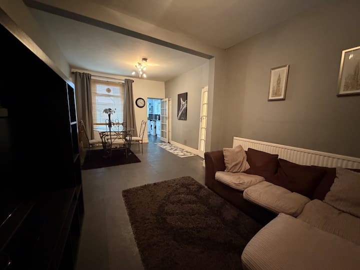 Charming 2 Bed Terrace In Mansleton - Swansea, UK