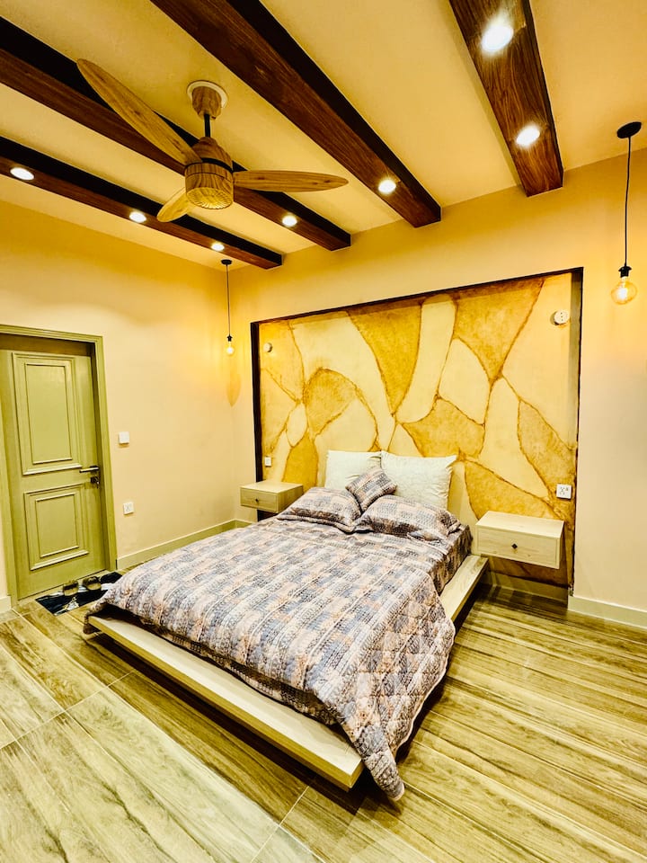 Comfortable 2br Stay In Prime Location With Balcny - Karachi