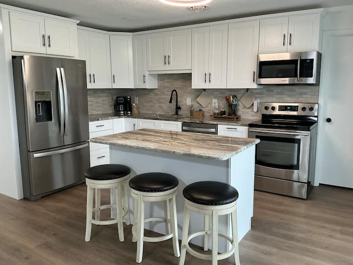 Totally Renovated 3 Bedroom/2 Bath Cardinal House - Muncie, IN