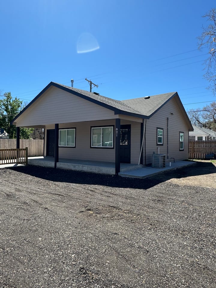 Snug & Affordable Little House - Wichita, KS