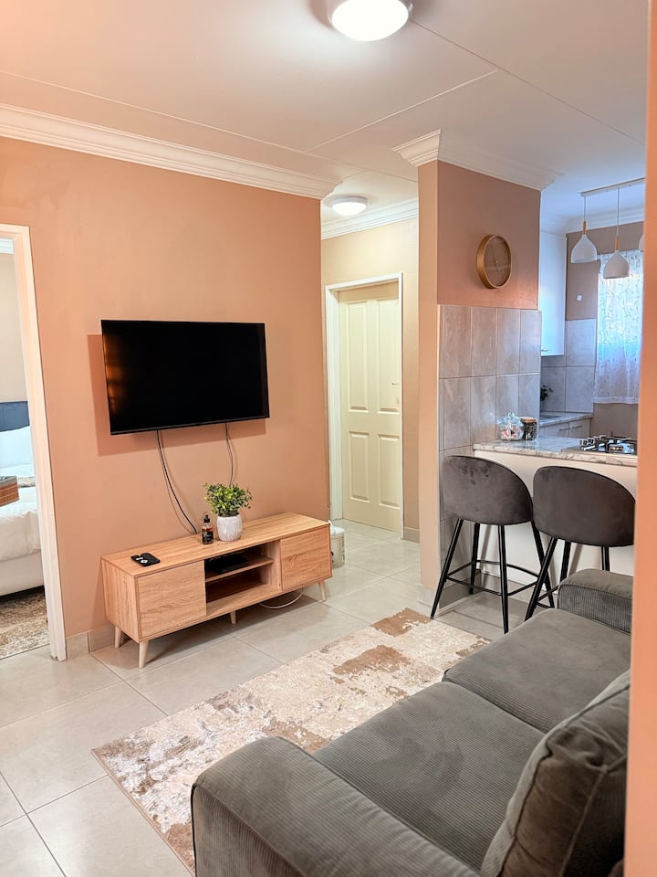 Asante Modern Cottage In Bonaero Park. - Boksburg