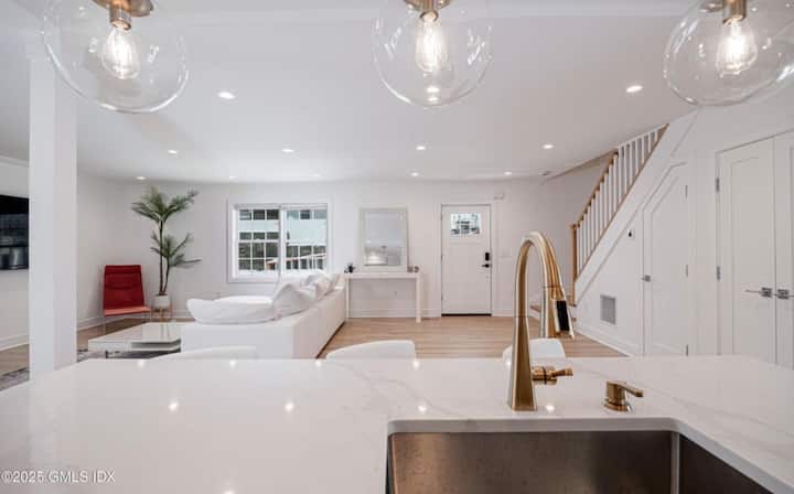 Condo Located In Downtown Greenwich - Greenwich