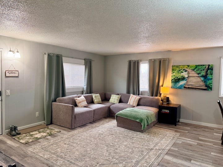 Modern House In Central Location - Anchorage, AK