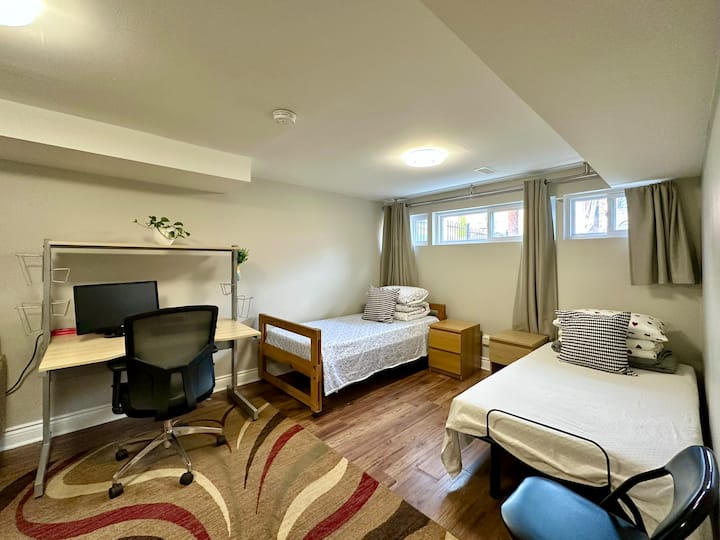 Private 1br With 2 Beds & Free Parking In Parkdale - Toronto