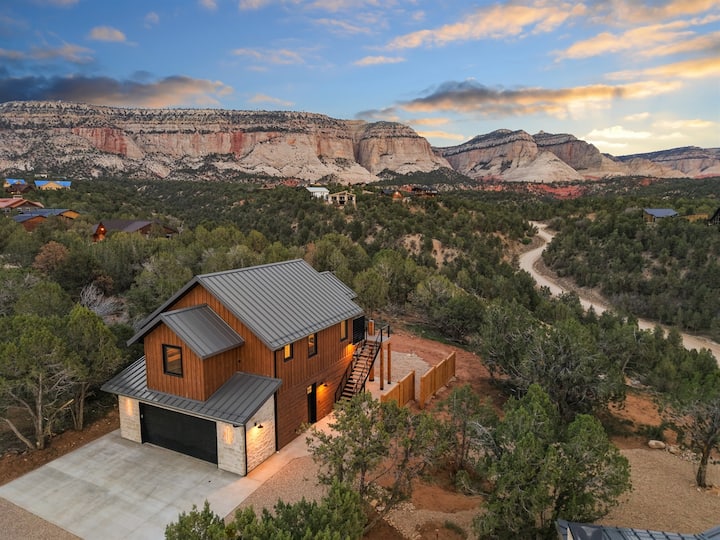 Crescent Moon Casita| View, Sauna, Hot Tub, Gym - Orderville, UT