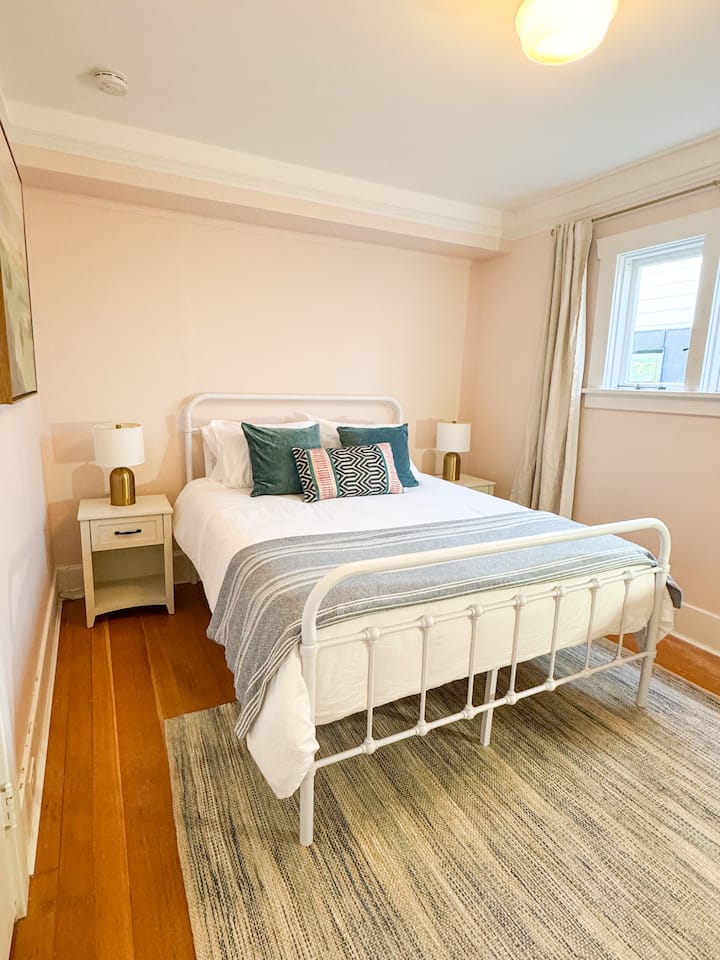 Clean & Spacious | Walkable Ballard Bungalow W/ Ac - Bainbridge Island, WA