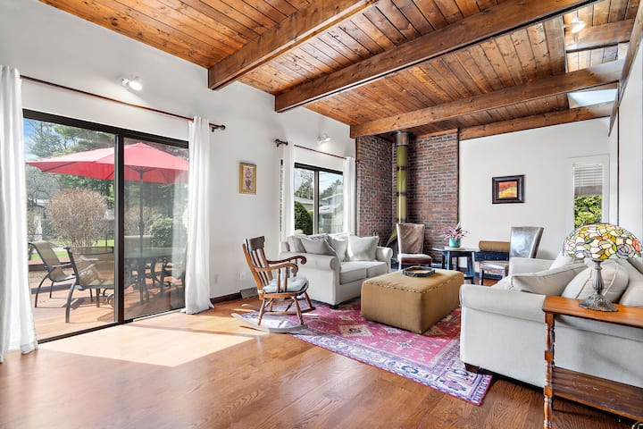 Family Retreat Near Boston | Garage, Deck, Pets Ok - Framingham, MA