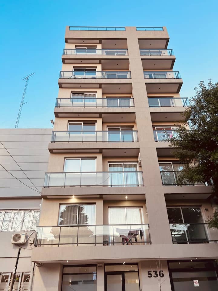 Amplio Depto Con Cochera Zona Plaza Italia - La Plata, Argentina