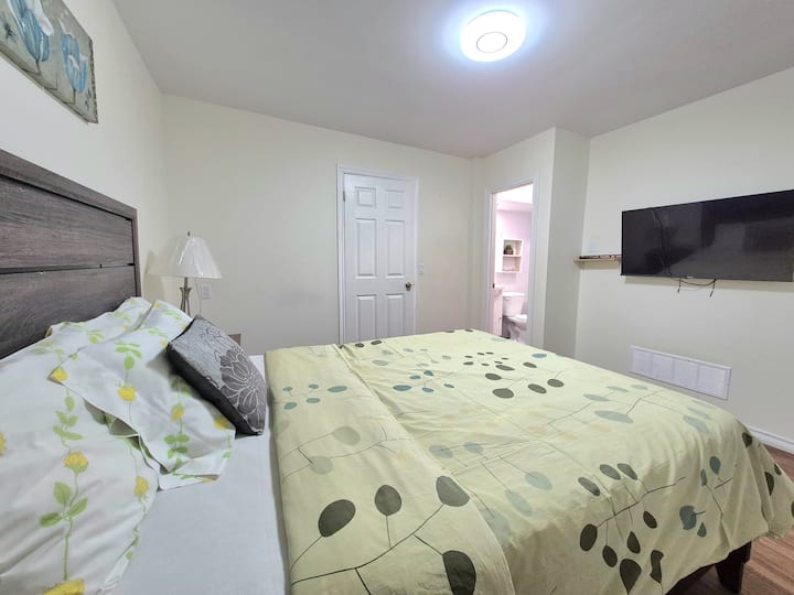 5-min Walk To Falls, Free Parking, Main Floor Unit - Niagara Falls