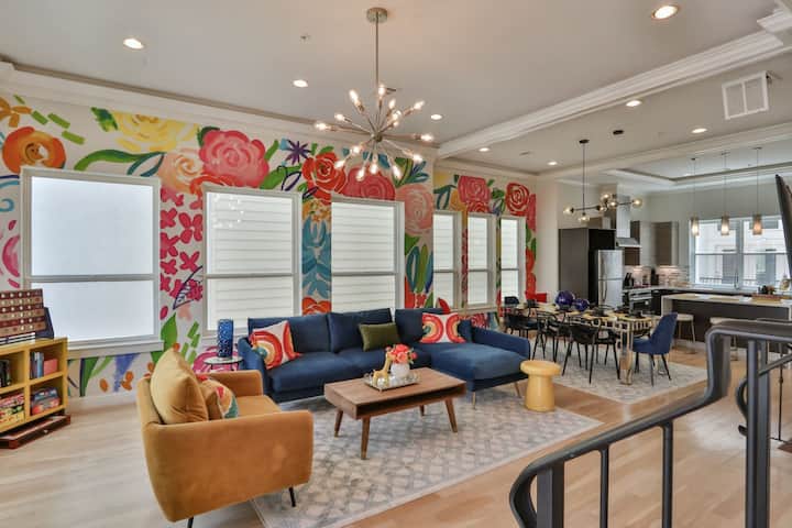 Unique Montrose Getaway | Pool Table + Roof - Bellaire, TX