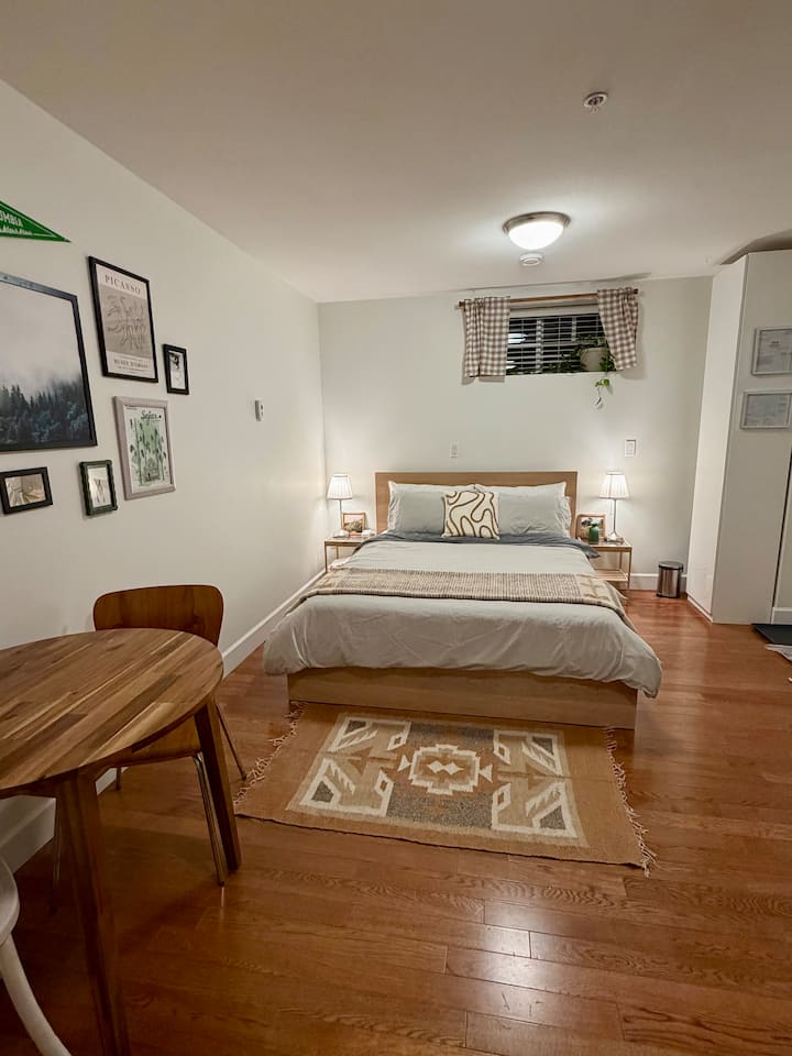 Trout Lake Hideaway | Cozy Private Suite - Vancouver
