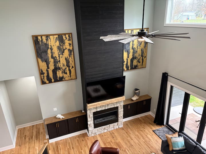 Luxury Lake Retreat | Hot Tub • Cedar Lake Escape - Lowell, IN