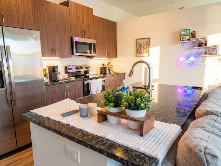 Cozy Designer Suite | Gym & Pool | Dart Access - Irving, TX