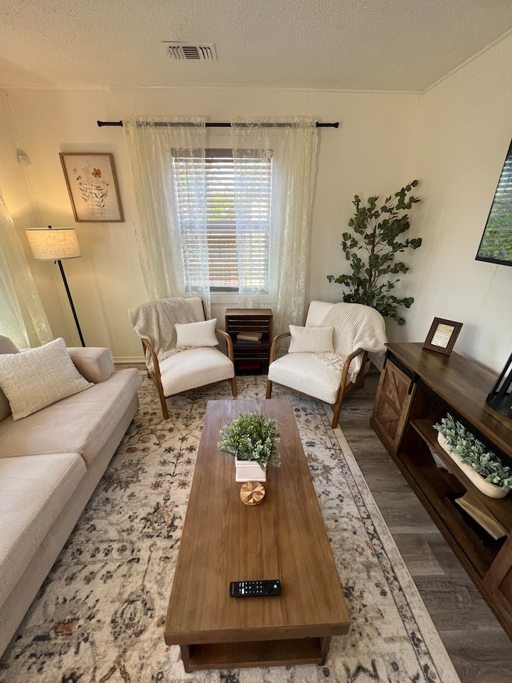 New! The Red Door West Texas Farmhouse- King Bed - ラボック, TX