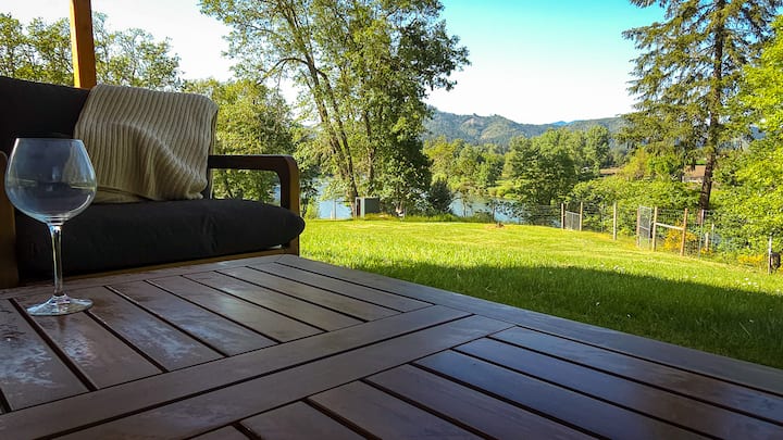 Private Riverfront Getaway•2 King Beds•patio Views - Roseburg, OR