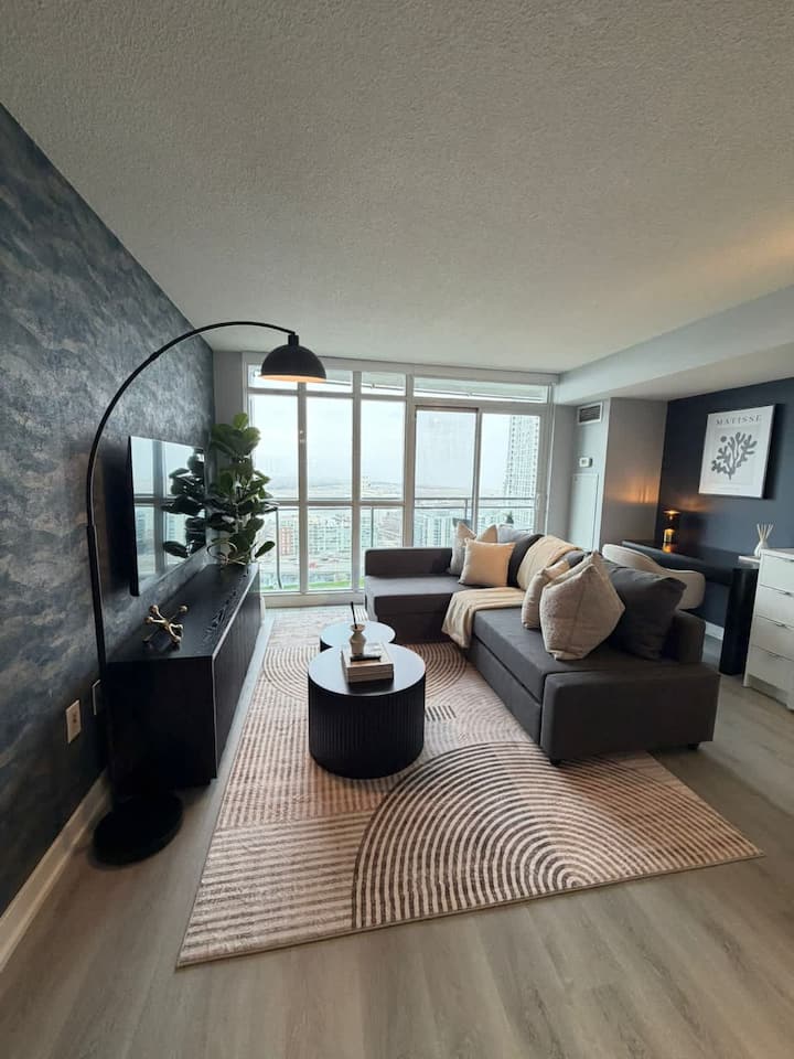 Cityplace Skyline 1br+den | Balcony - Toronto