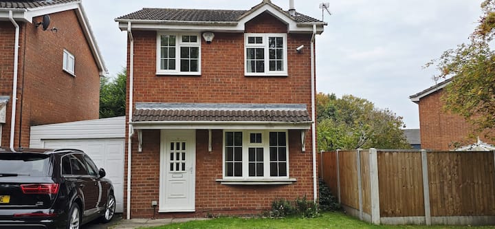Cute 3 Bedroom House With Garage - Nottingham