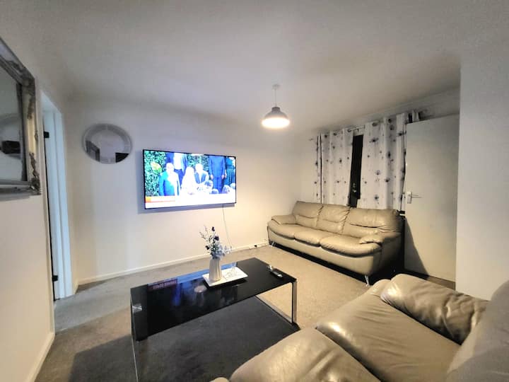 Cute 3 Bedroom House With Garage - Nottingham