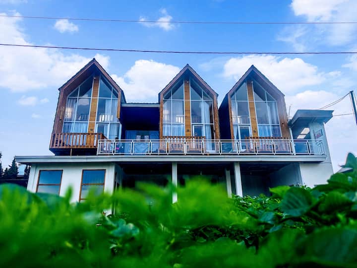 Family Villa Mezzanine 3 Queen Bed - Dieng