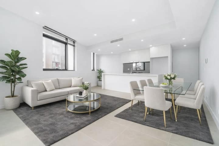 Midnight In Manhattan | Vinyl Loft + Parking - Sutherland