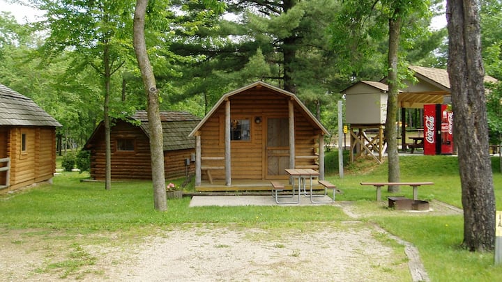 Camping Cabin | Full Bed & Bunks | Sleeps 5 - Wisconsin Dells, WI