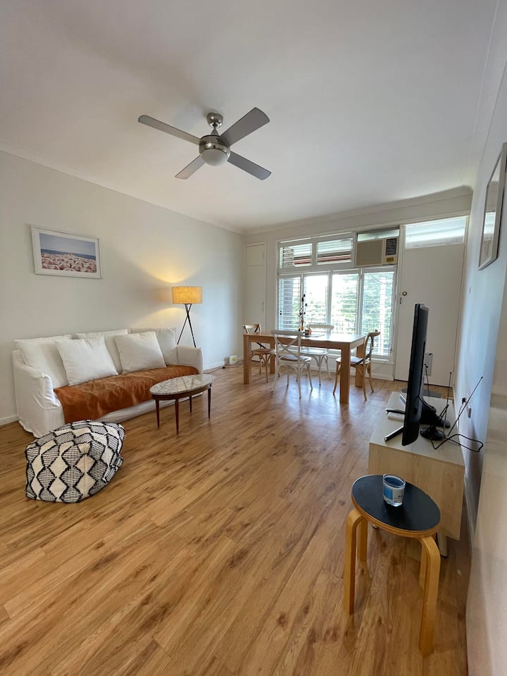 Summer Breeze | 2br. Parking. Close To Cbd + Beach - Waratah