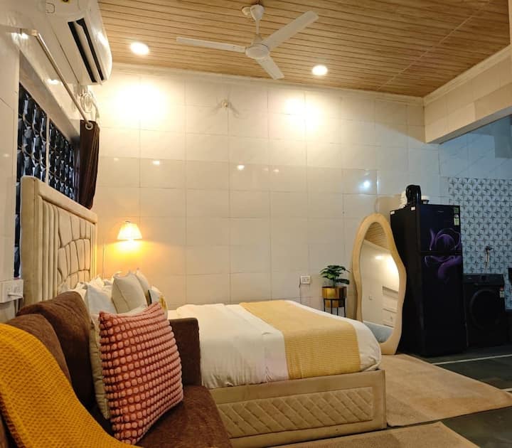 Comfy Studio Khar 55 Tv Daily Clean Kitchen - 孟買