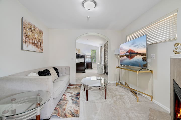 R2: Lovely Villa, Fenced Backyard- 5br - Kent, WA