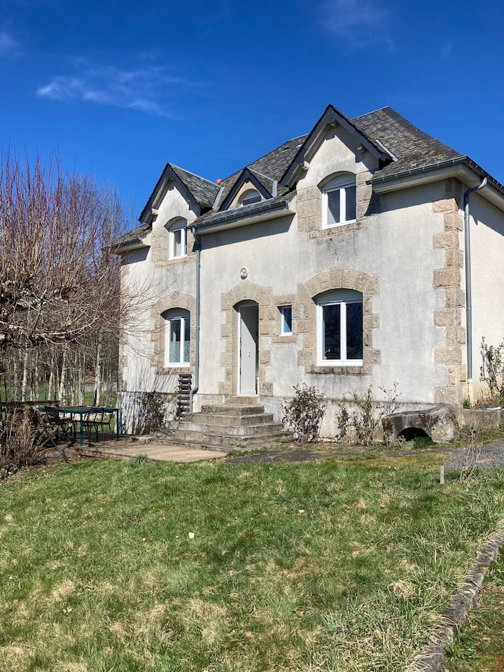 Maison Spacieuse Sur Un Site Insolite - Ussel