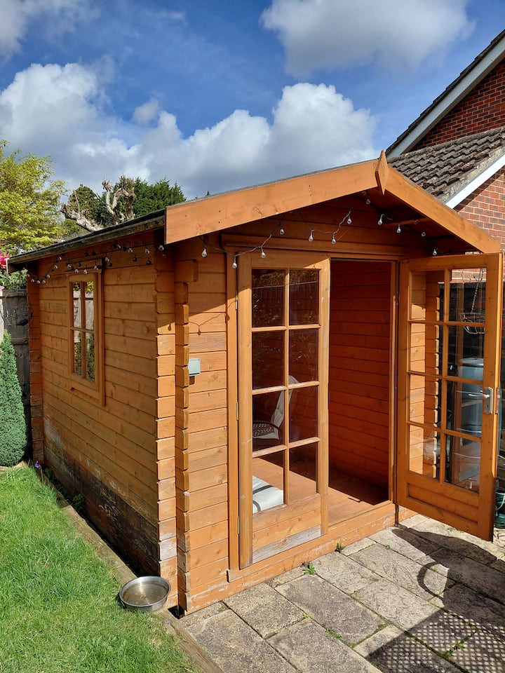 Heidi's Hideaway. Quirky Wood Cabin In Petersfield - Petersfield