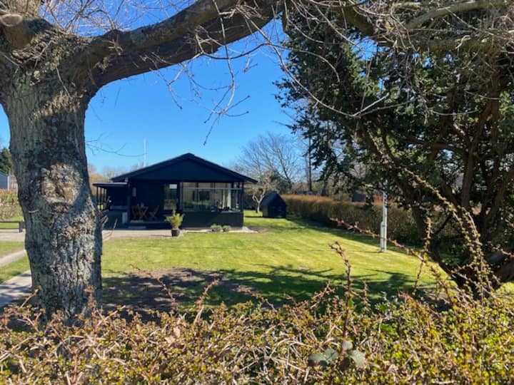 Nyistandsat Sommerhus Med Badehotel Stemning - Danmark