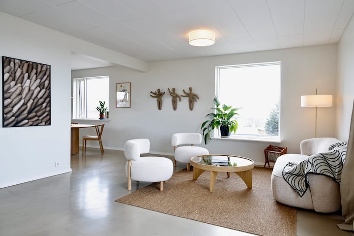 Oceanview Penthouse W/ Sunset Balcony - Islândia