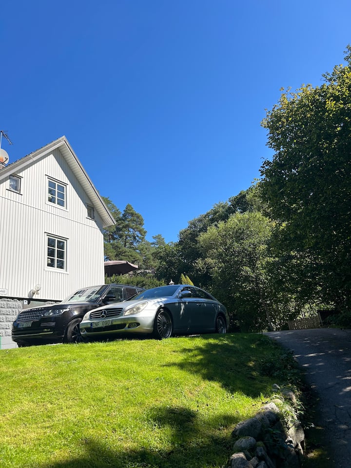 Mysigt Hus Med Stor Trädgård I Lugna Askum - Hunnebostrand