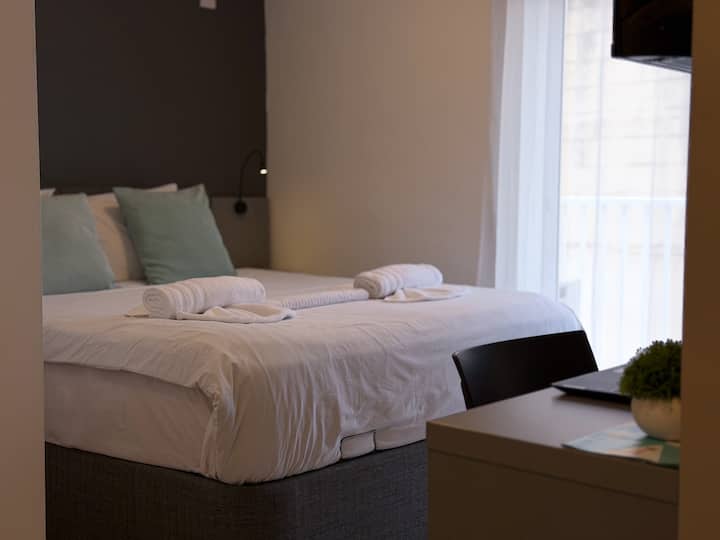 D'suites - Queen Studio Apartment With Balcony - Malta