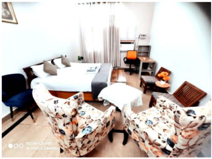 Spacious Accommodation For 14 Guests _family Stays - Faridabad