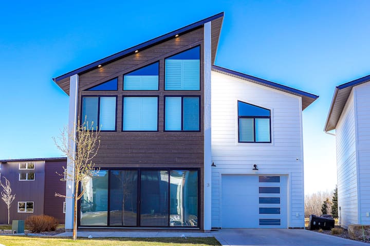 The Cornice- Sleeps 8 - Ac - Pet Friendly - Modern - Red Lodge, MT