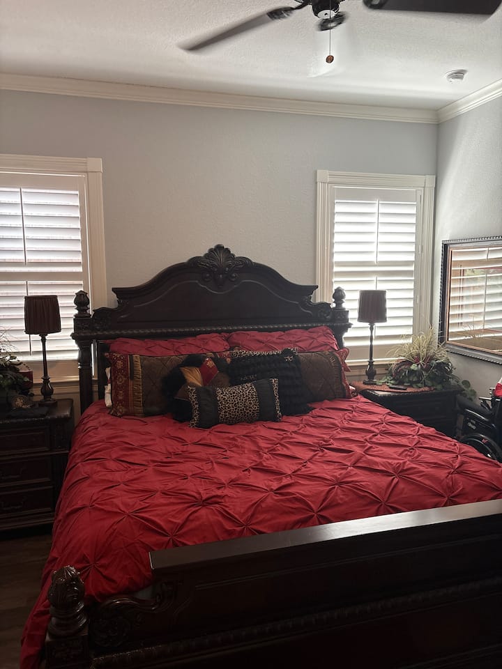 Spacious Living With Amazing Outdoor Patio! - Carrollton, TX