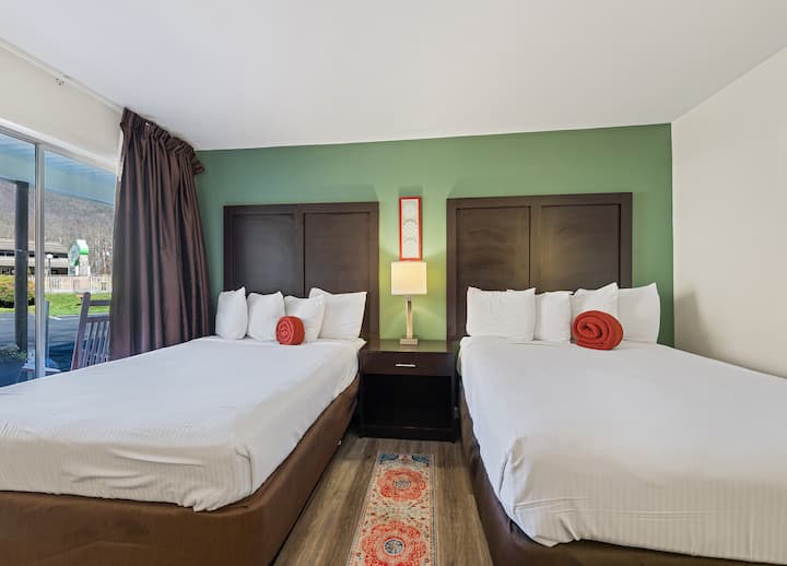 Premium Queen Room At Castlewood Inn (Any 106-111) - Maggie Valley, NC