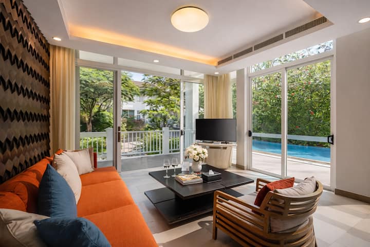 Beachfront 4br Villa|private Pool Near Mykhe Beach - Da Nang