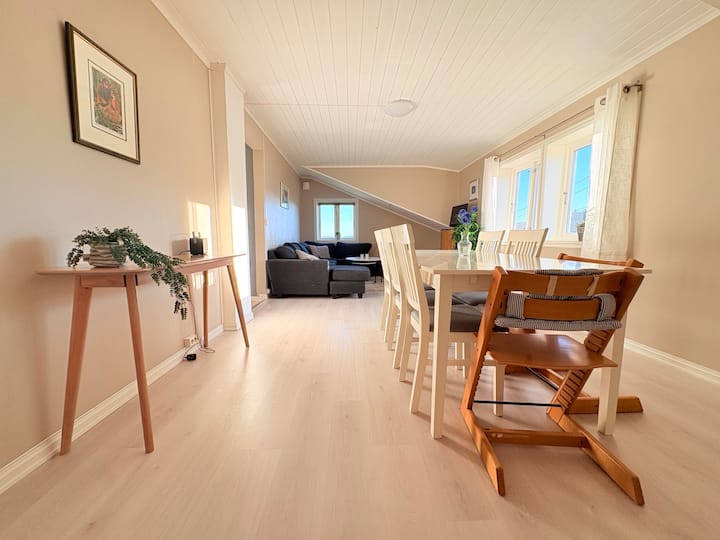 Sommerparadis - Hus Med Kveldssol Ved Sjøen. - Norwegia