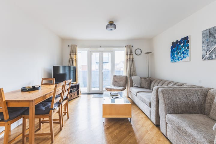 Spacious 2bdr 2bath Apt With Parking Near Heathrow - 트위크넘