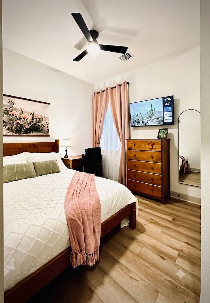 *Cozy Private Queen Bedroom* With Shared Amenities - Bastrop, TX