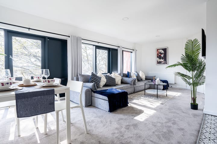 Leeds Luxury Apartment | Free Parking | Sleeps 12 - Leeds