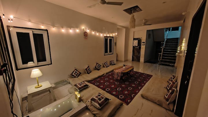 Baithak- 6 Br Pvt Floor With Sajjangarh Fort View - 烏代浦