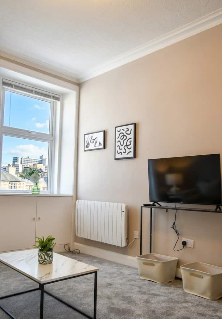 Free Parking | Sleeps 4 | 2 Bedrooms | Central - Hawick