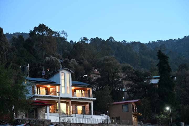 Elegant Wooden And Mud Suite With Scenic Views - Mukteshwar