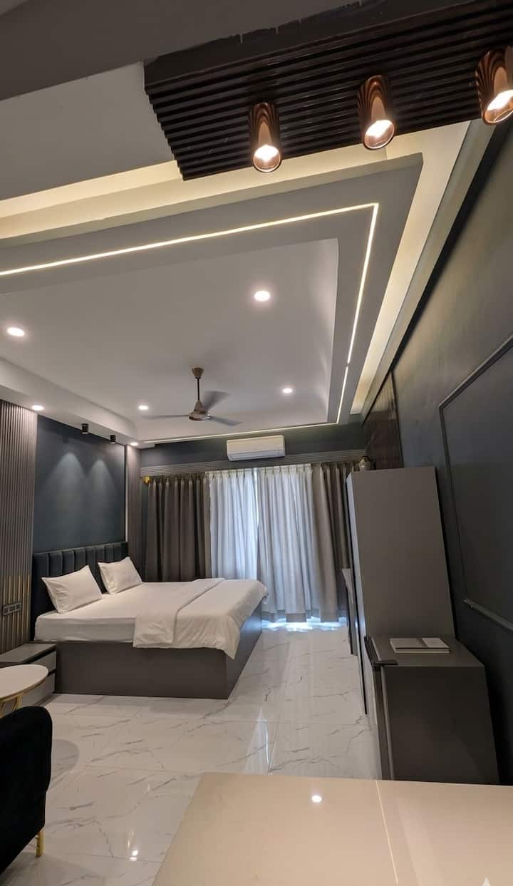 Cozy Sunset Stay | Near Gaur City | Self Check-in - Ghaziabad