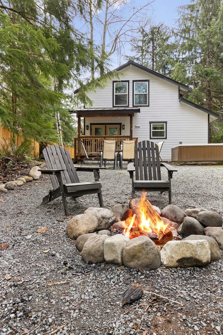 Rainier Retreat W/ Hot Tub + Ev + Main Floor Br - Ashford, WA