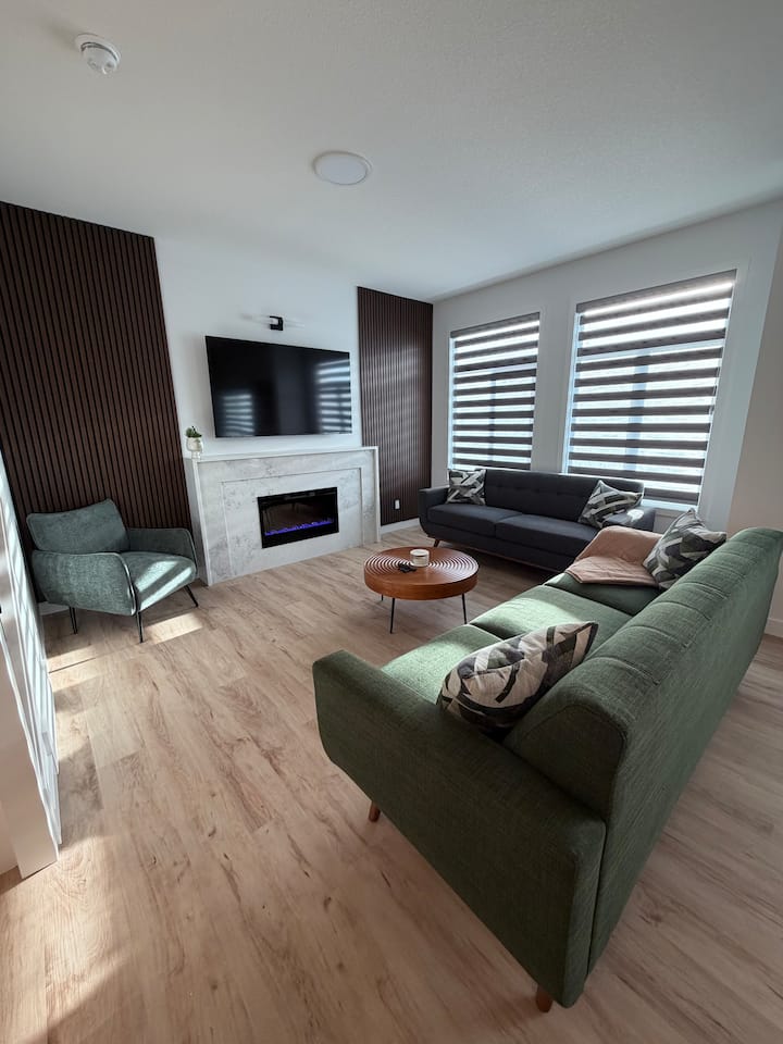 Modern 3br Home | Garage | King Beds| Arcade | - Chestermere